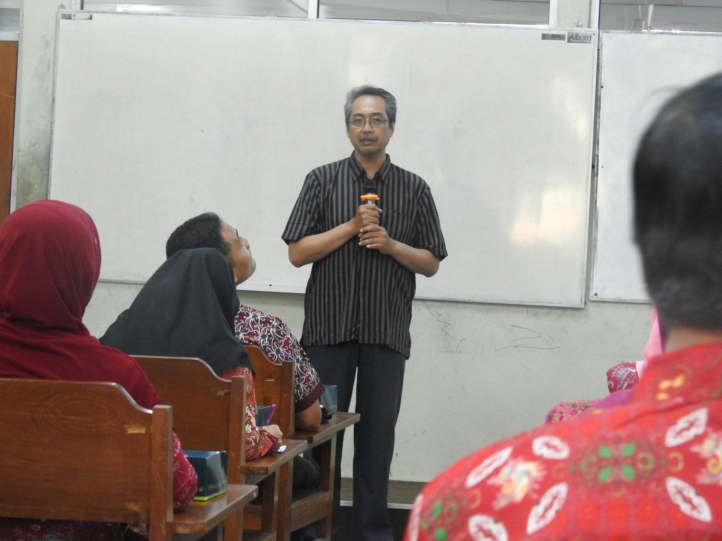 Kunjungan Guru-Guru Fisika SMA Kediri – Departemen Teknik Nuklir dan ...