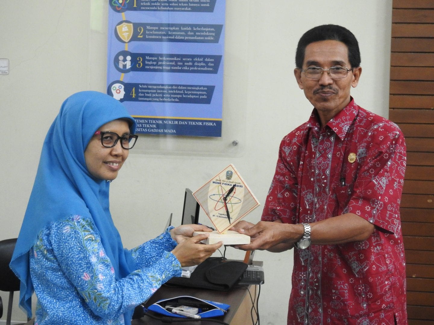 Kunjungan Guru-Guru Fisika SMA Kediri – Departemen Teknik Nuklir dan ...