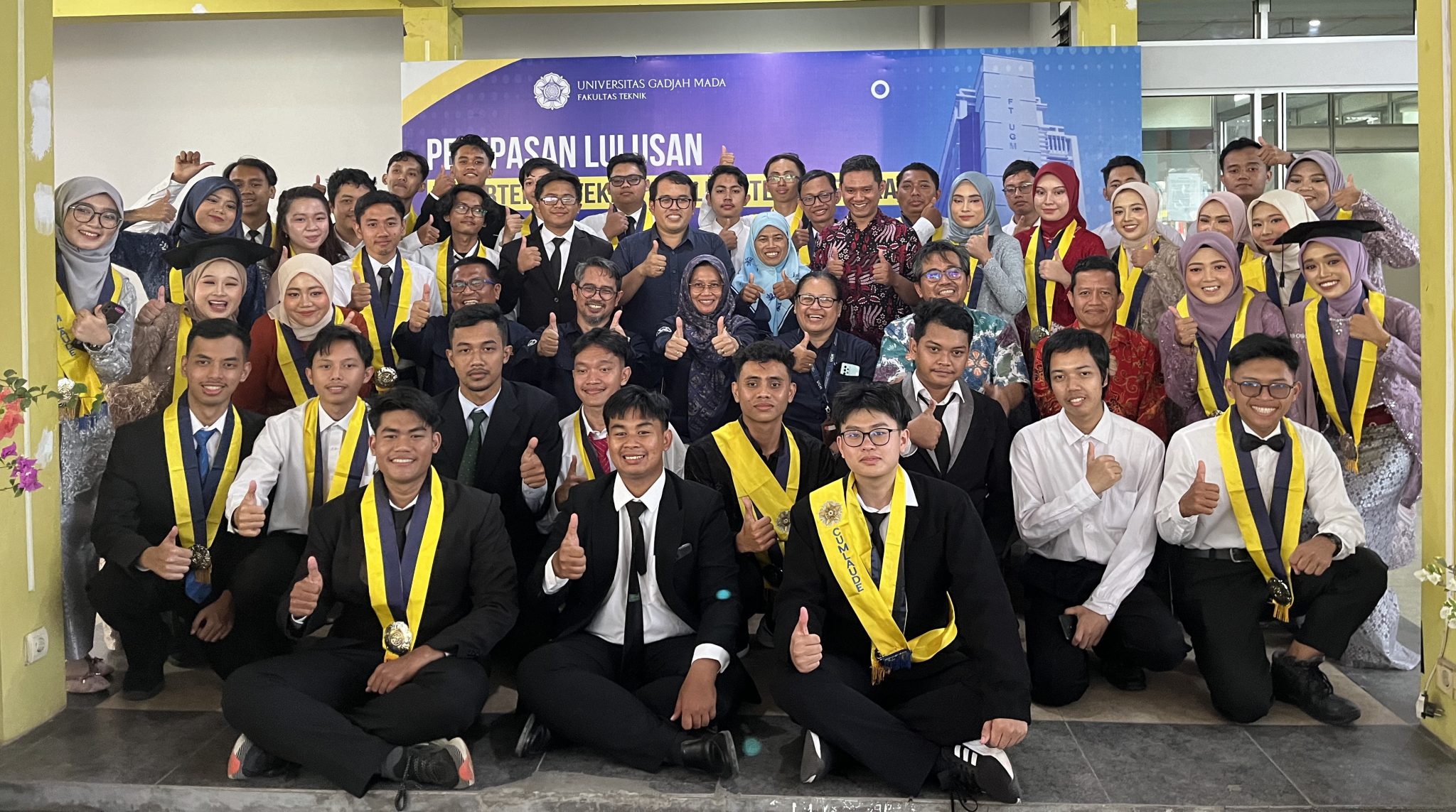 Euforia Wisuda, Mahasiswa DTNTF Ikuti Pelepasan Wisudawan Periode IV Tahun Akademik 2023/2024 ...